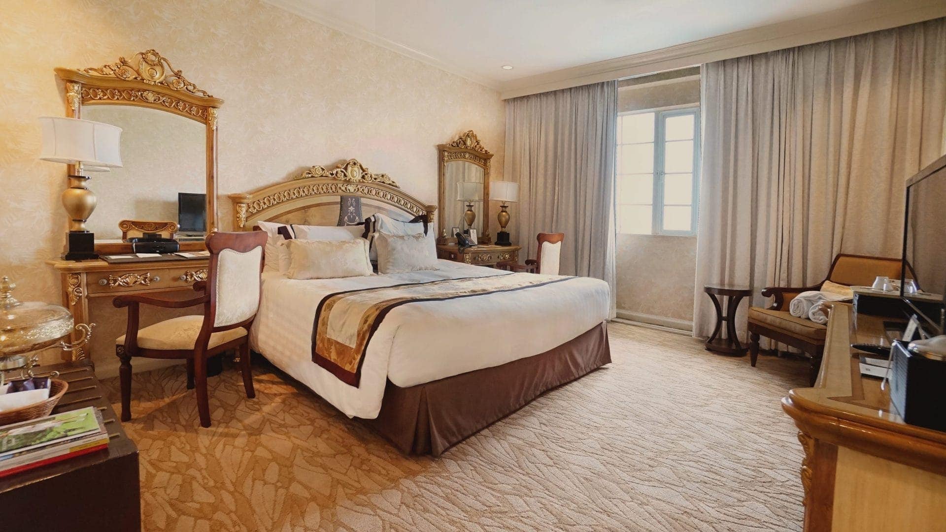 Heroes Suites - The Manila Hotel